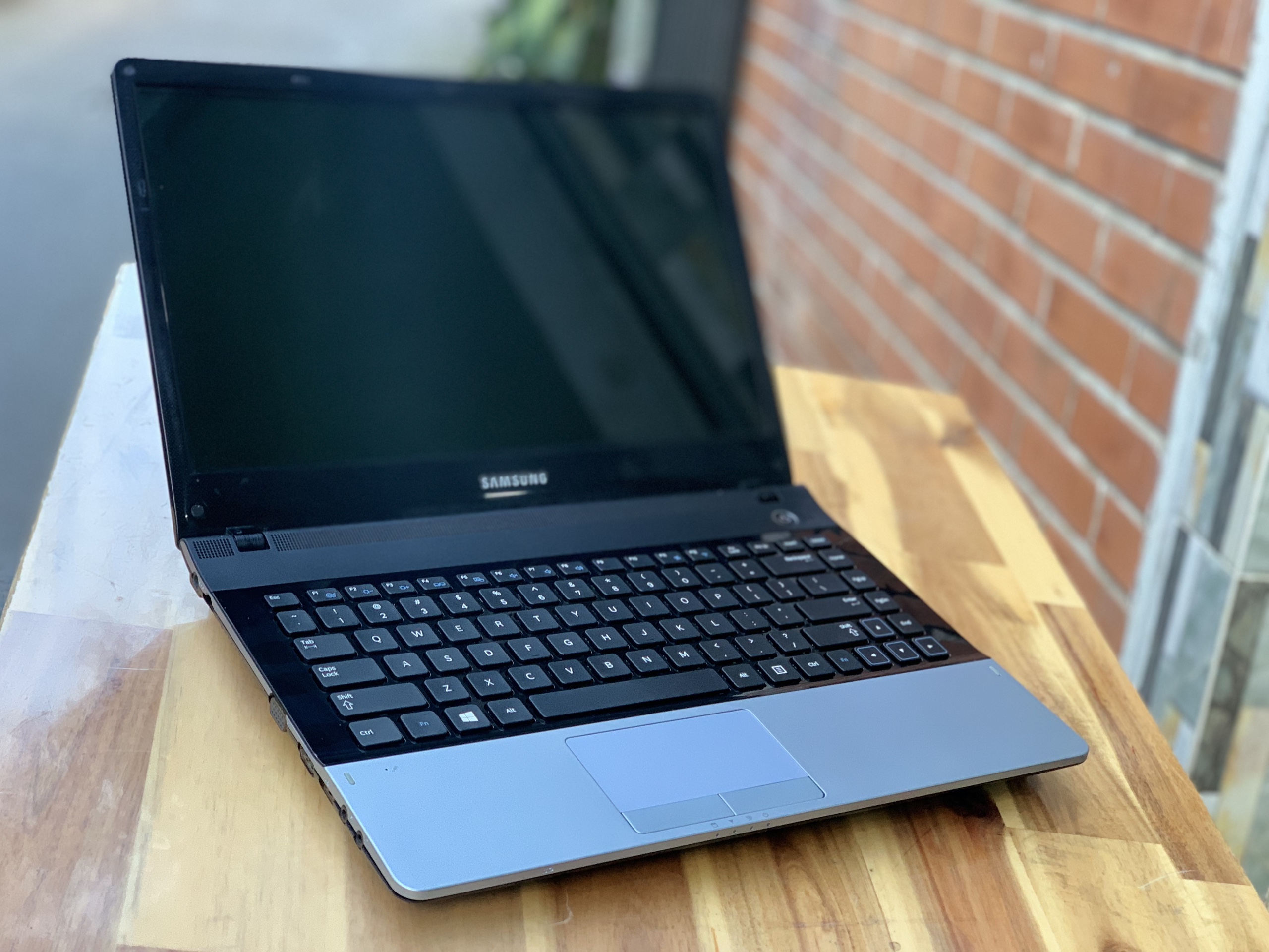 Laptop Samsung NP300E, Core i3 2350M 4G 250G Vga GT520MX đẹp zin 100%